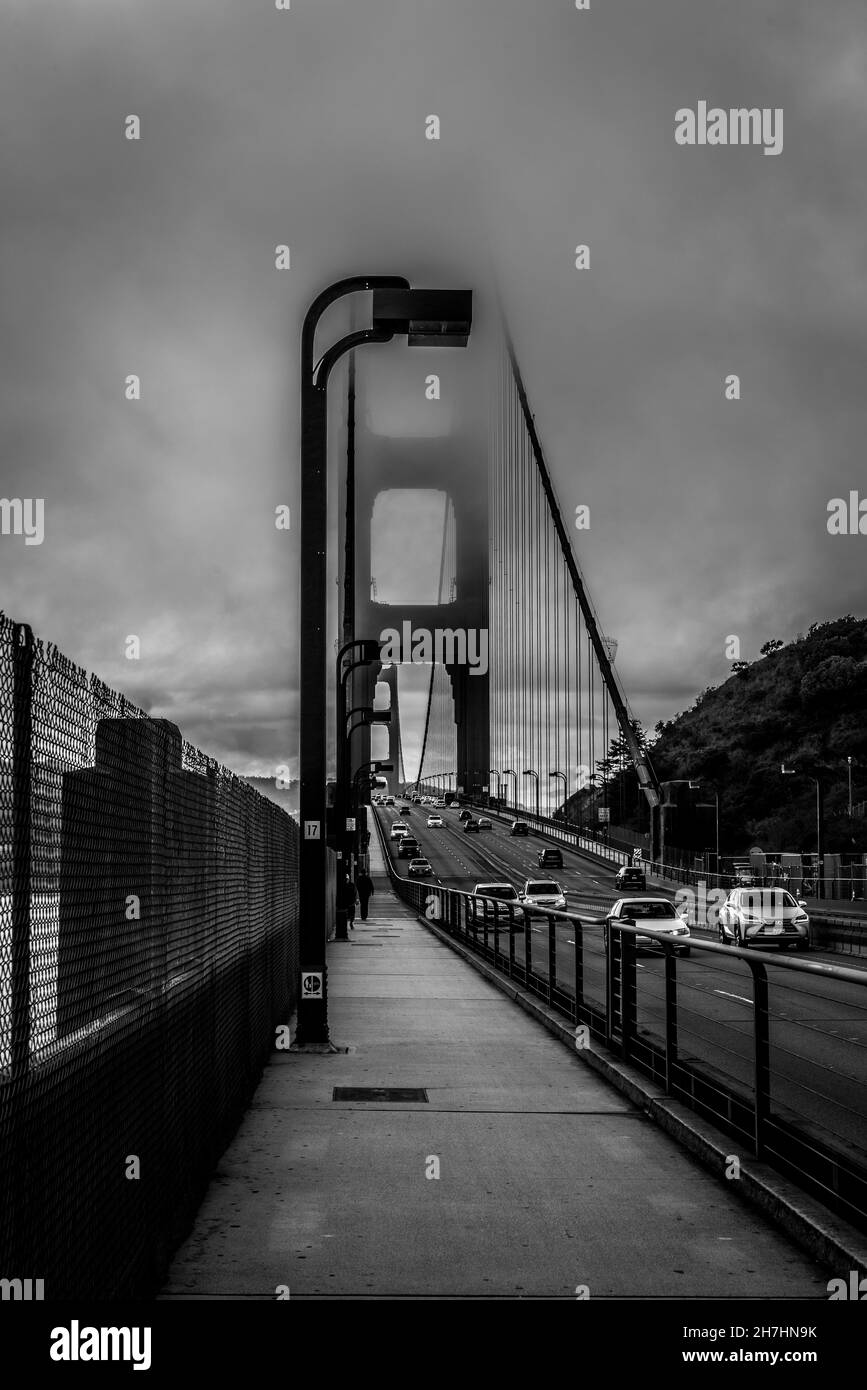 Beautiful greyscale shot of the Golden Gate Bridge on a gloomy day ...