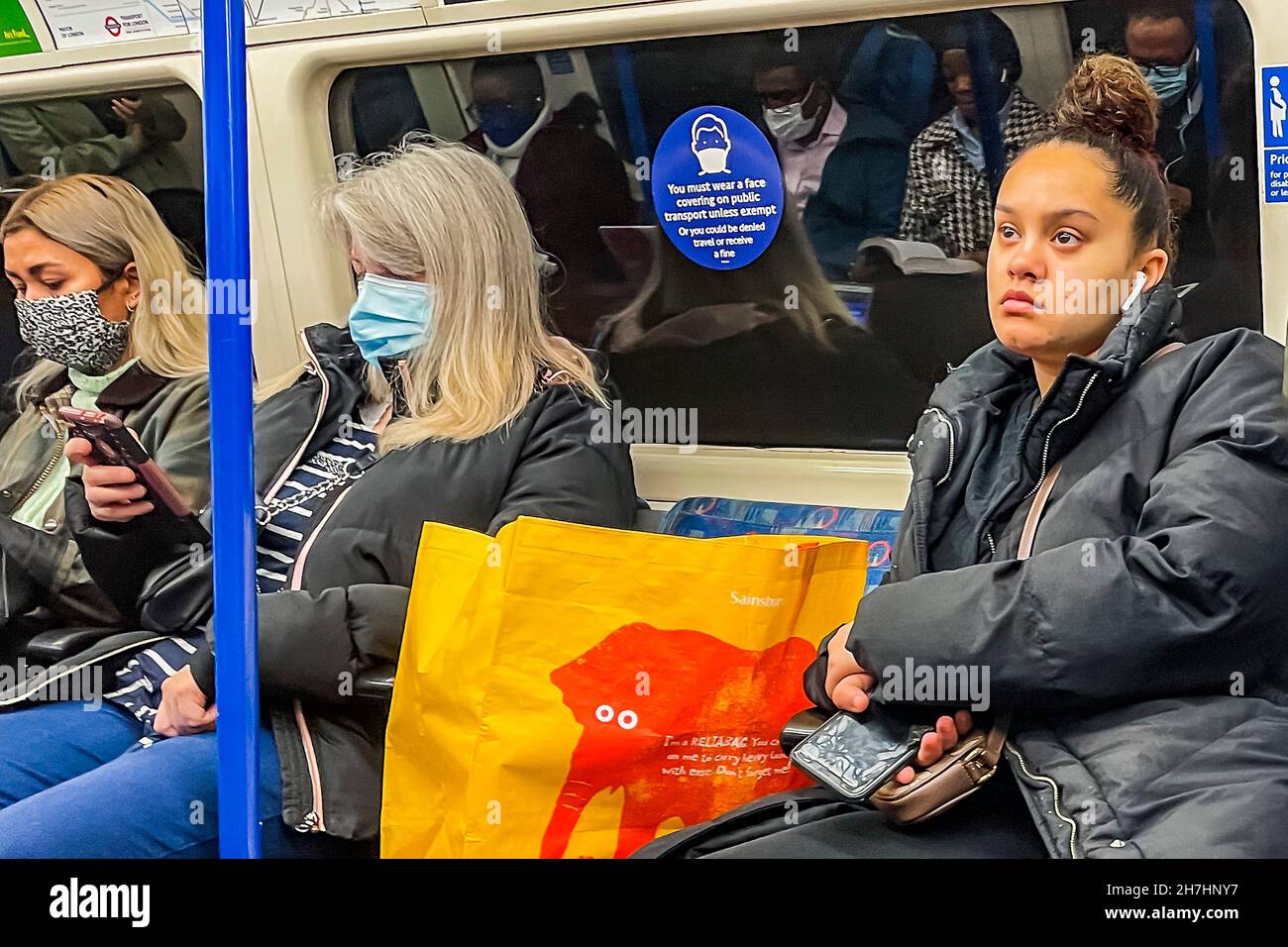 London, UK. 11th Nov, 2021. Mask confusion continues on the underground ...