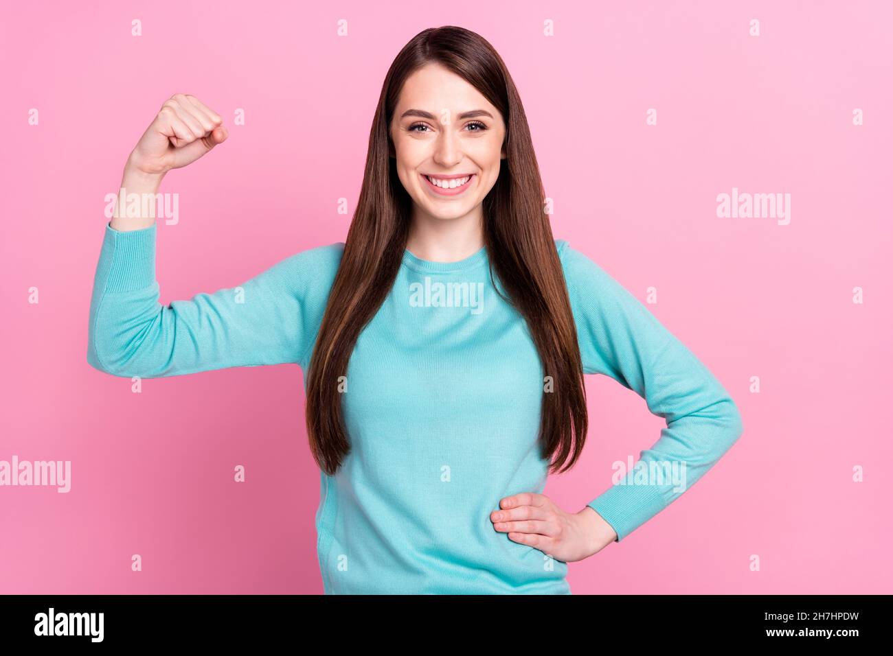 Photo portrait of girl showing strong muscles power smiling happy ...