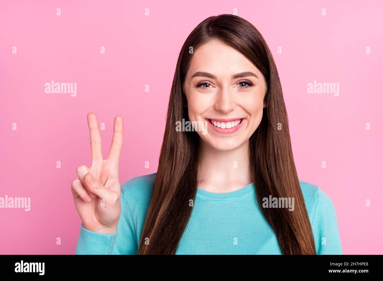 Photo portrait of girl showing peace v-sign smiling in casual outfit ...