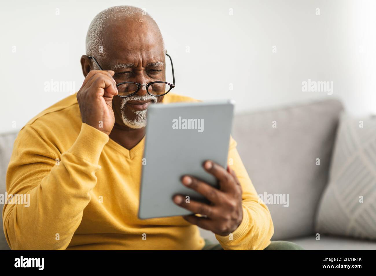 Poor eyesight concept african hi-res stock photography and images - Alamy
