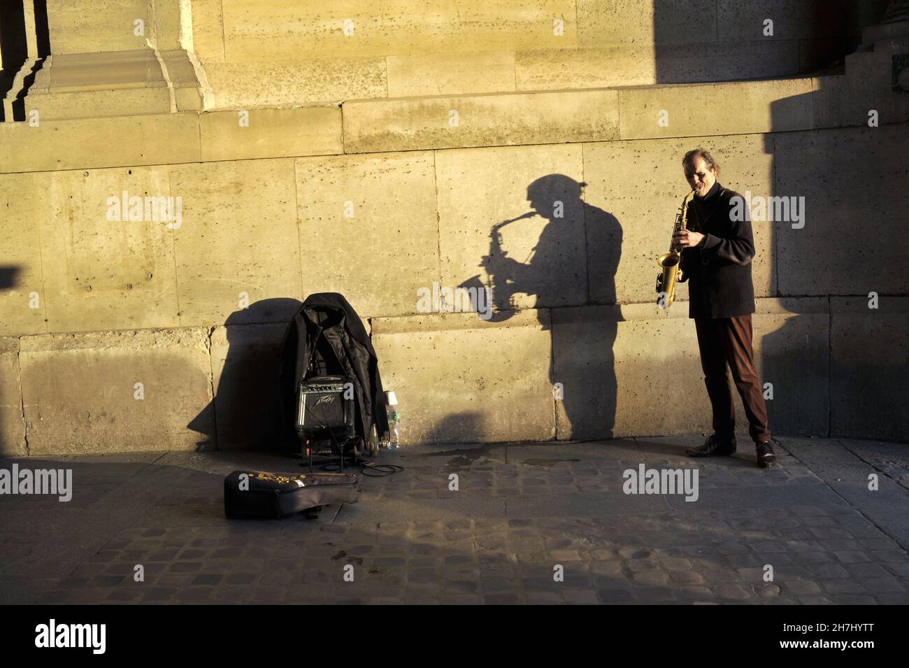 FRANCE. PARIS (75) 1ST DISTRICT. LOUVRE MUSEUM QUARTER. JAZZ MUSICIAN ...