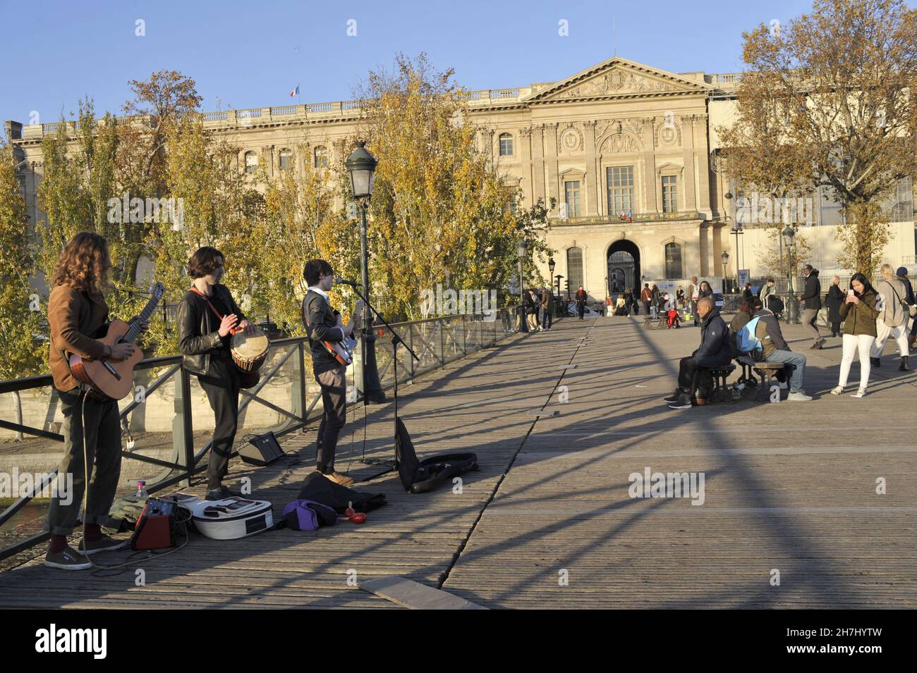 Queue outside the louvre hi-res stock photography and images - Alamy