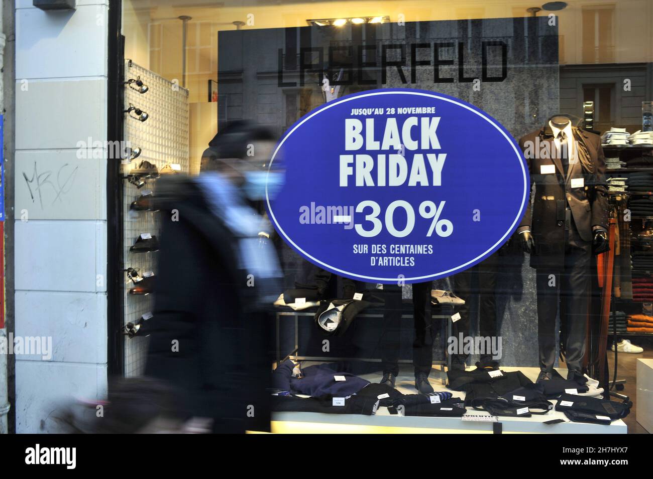 FRANCE. PARIS (75) 4TH DISTRICT. BLACK FRIDAY DISCOUNT SALES Stock ...