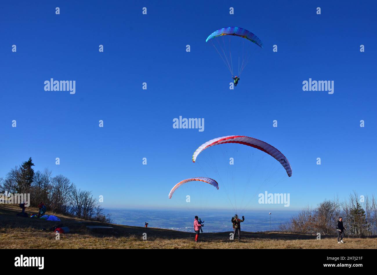 Paragleiter auf dem Gaisberg bei Salzburg, Österreich, Europa ...