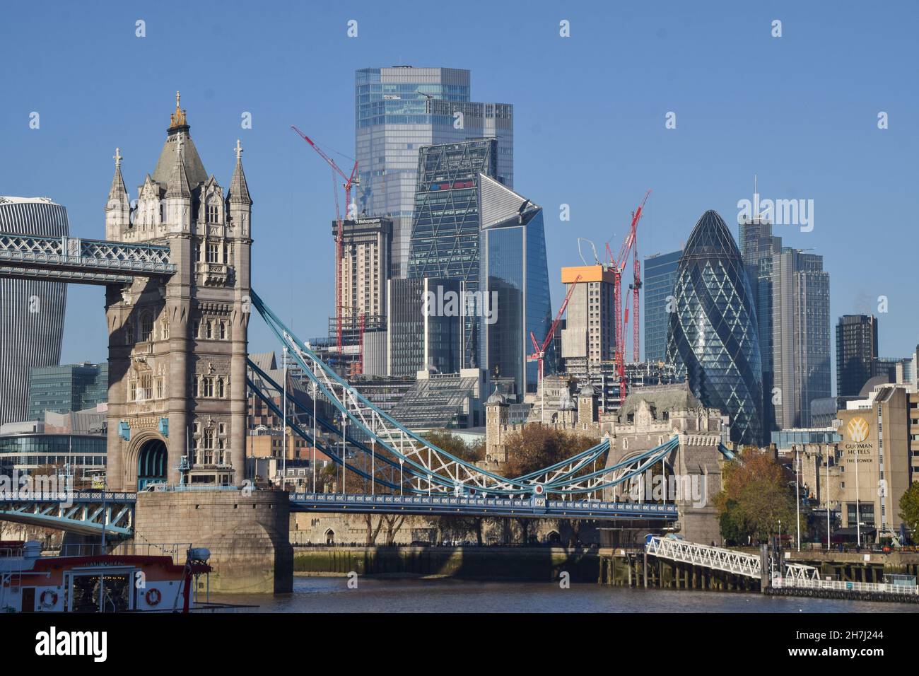 News Building London Bridge High Resolution Stock Photography and ...