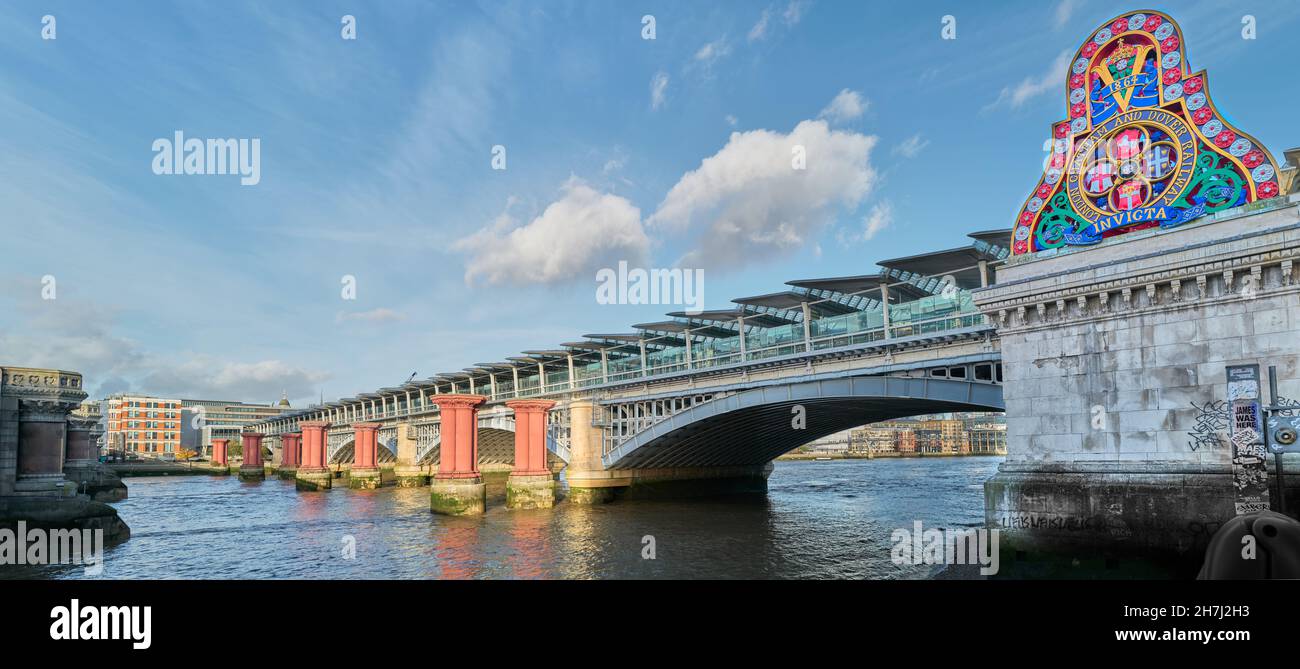 Blackfriars railway bridge river crossing hi-res stock photography and ...
