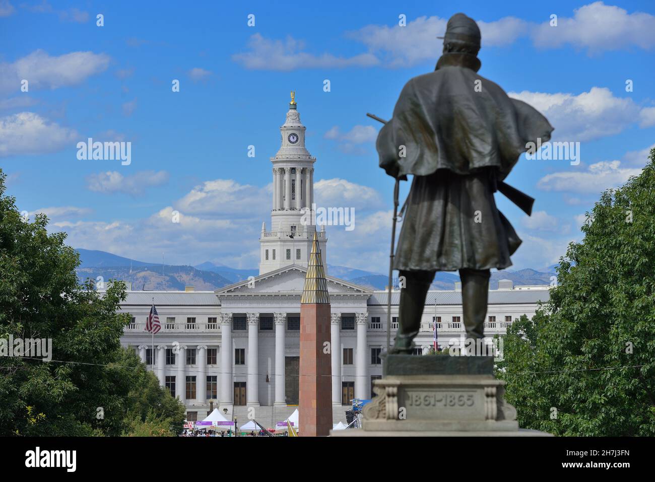 The City Hall with the Veteran's Memorial and Civil War Monument ...