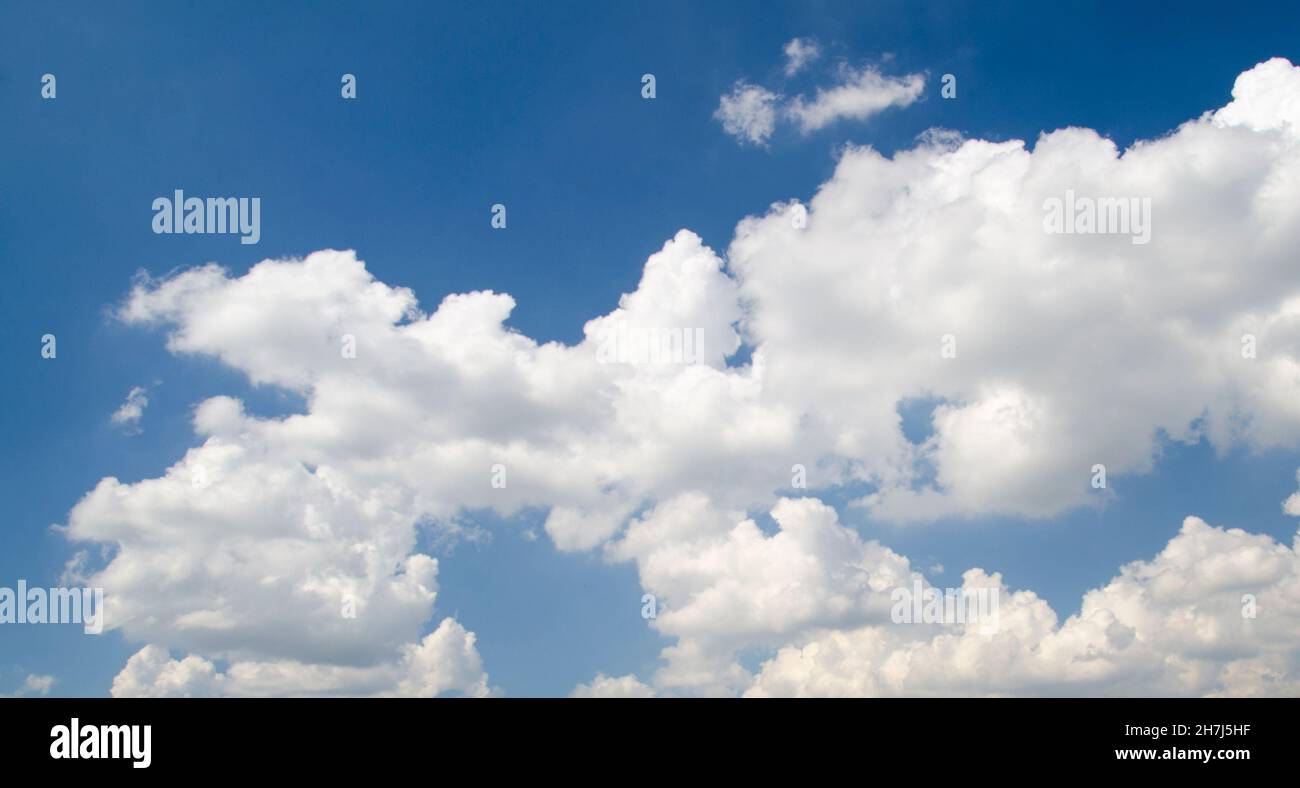 Deep blue summer sky hi-res stock photography and images - Alamy