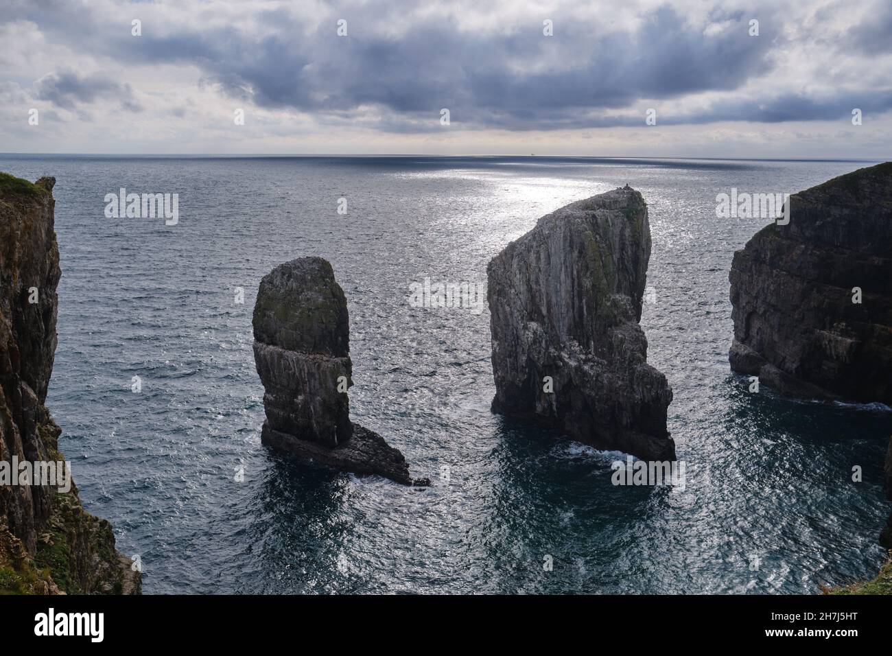 Pembrokeshire wales rocks geology hi-res stock photography and images ...