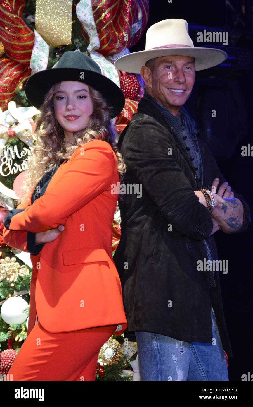 Non Exclusive: MEXICO CITY, MEXICO - NOVEMBER 22, 2021: Mia Rubin and ...