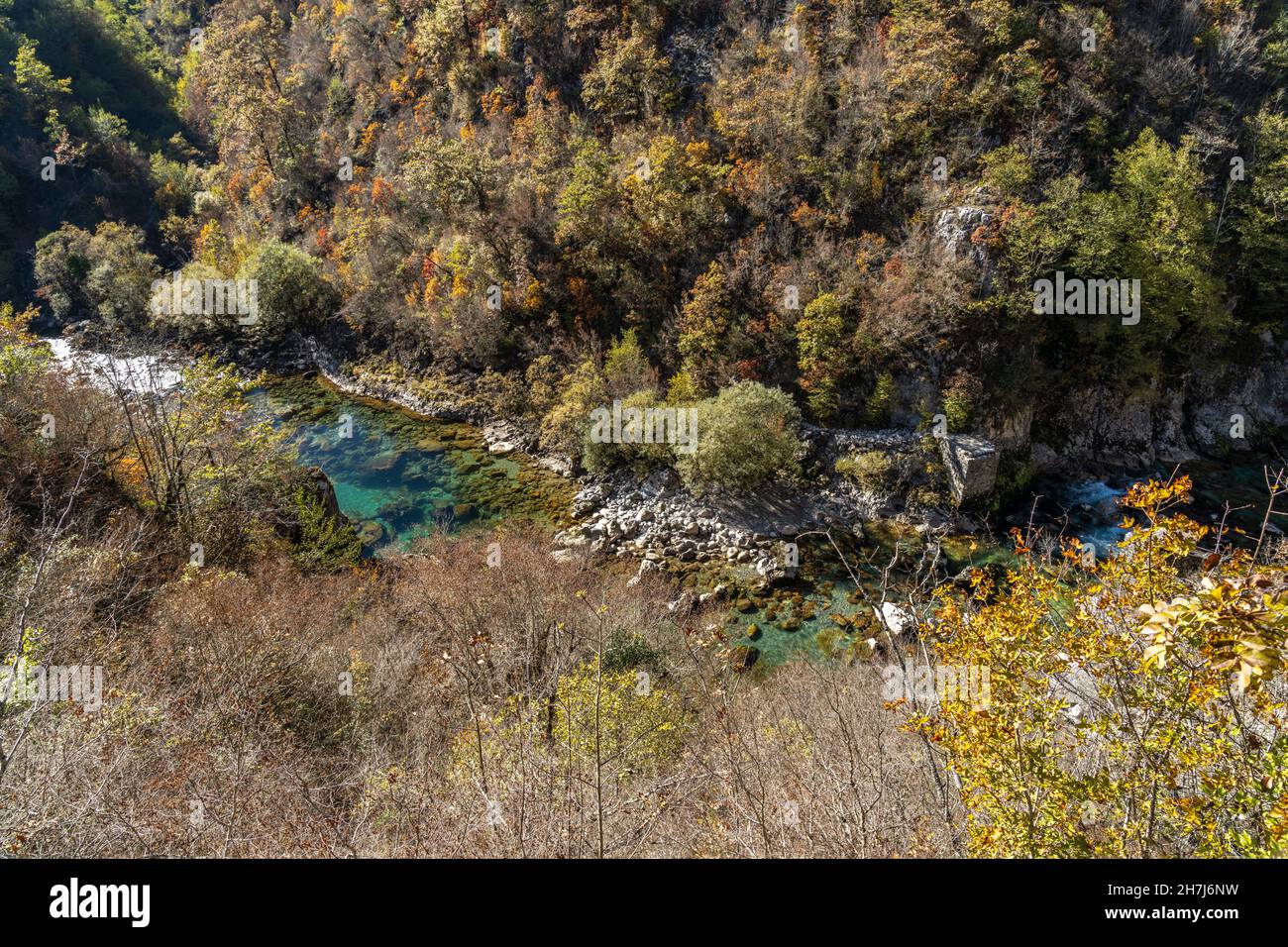 Herbstliche Landschaft und Mrtvica Fluss im Mrtvica-Canyon, Montenegro ...