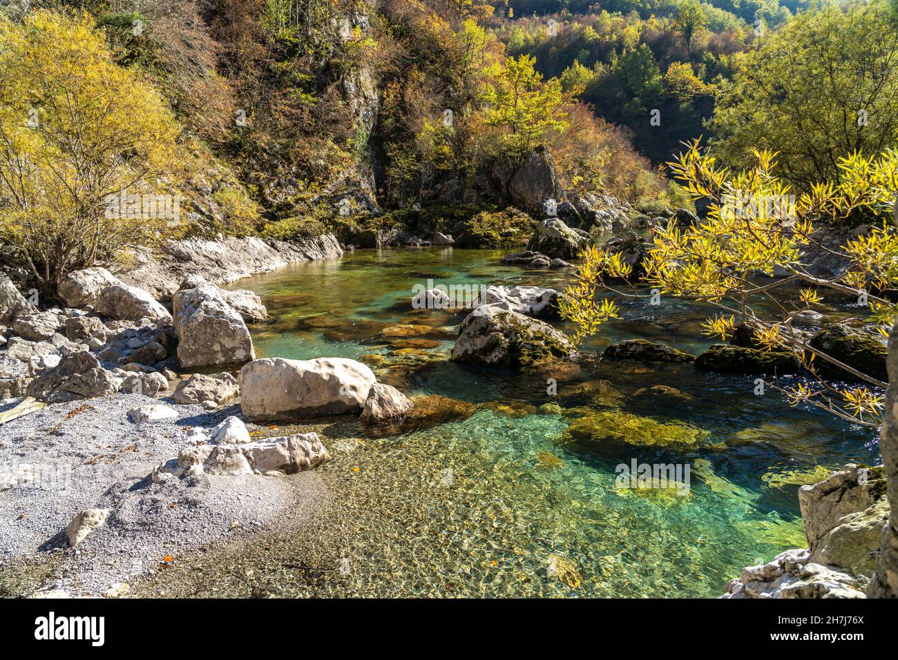 Herbstliche Landschaft und Mrtvica Fluss im Mrtvica-Canyon, Montenegro ...