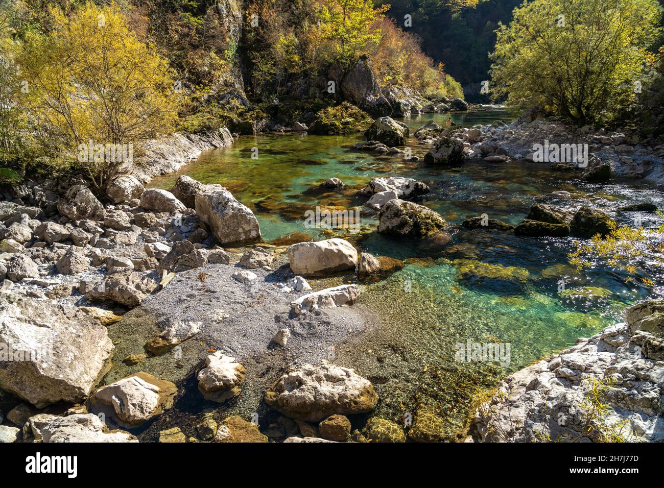 Herbstliche Landschaft und Mrtvica Fluss im Mrtvica-Canyon, Montenegro ...