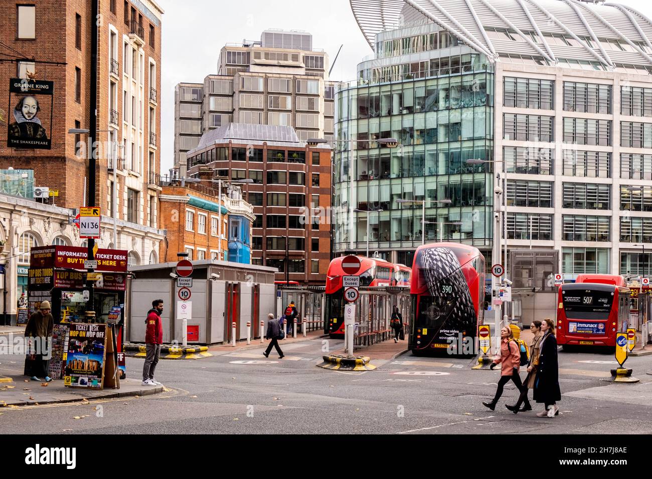 Victoria London England UK, November 21 2021, People Crossing Road ...