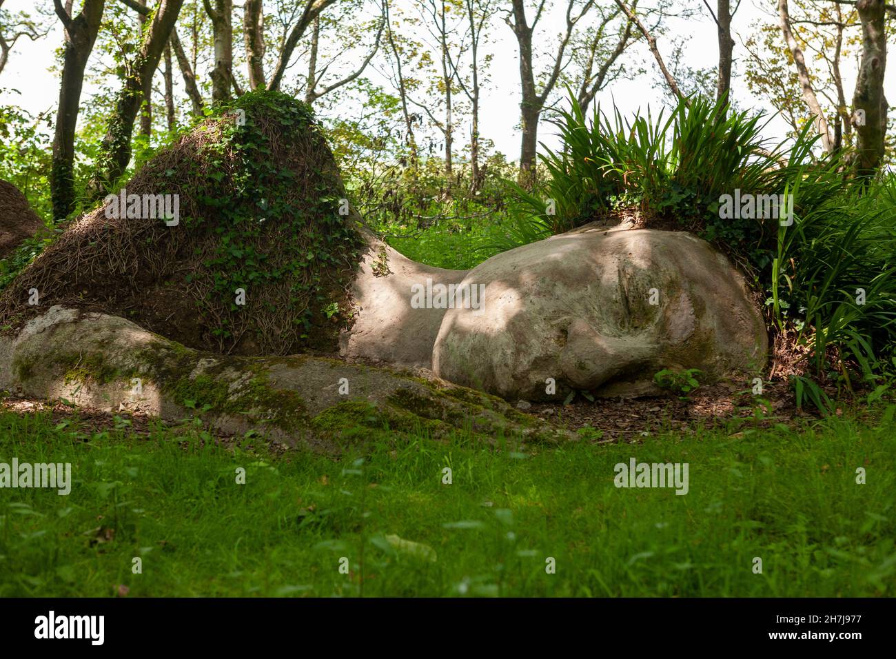 "Mud Maid": a living sculpture covered in moss and ivy, by Pete and Sue ...