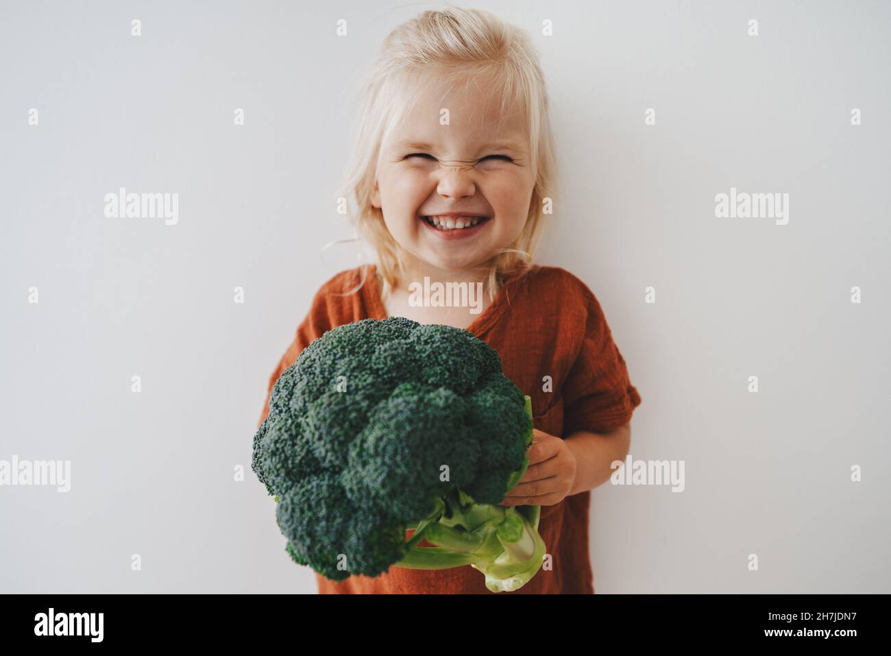 Child girl with broccoli healthy food vegan eating lifestyle organic ...