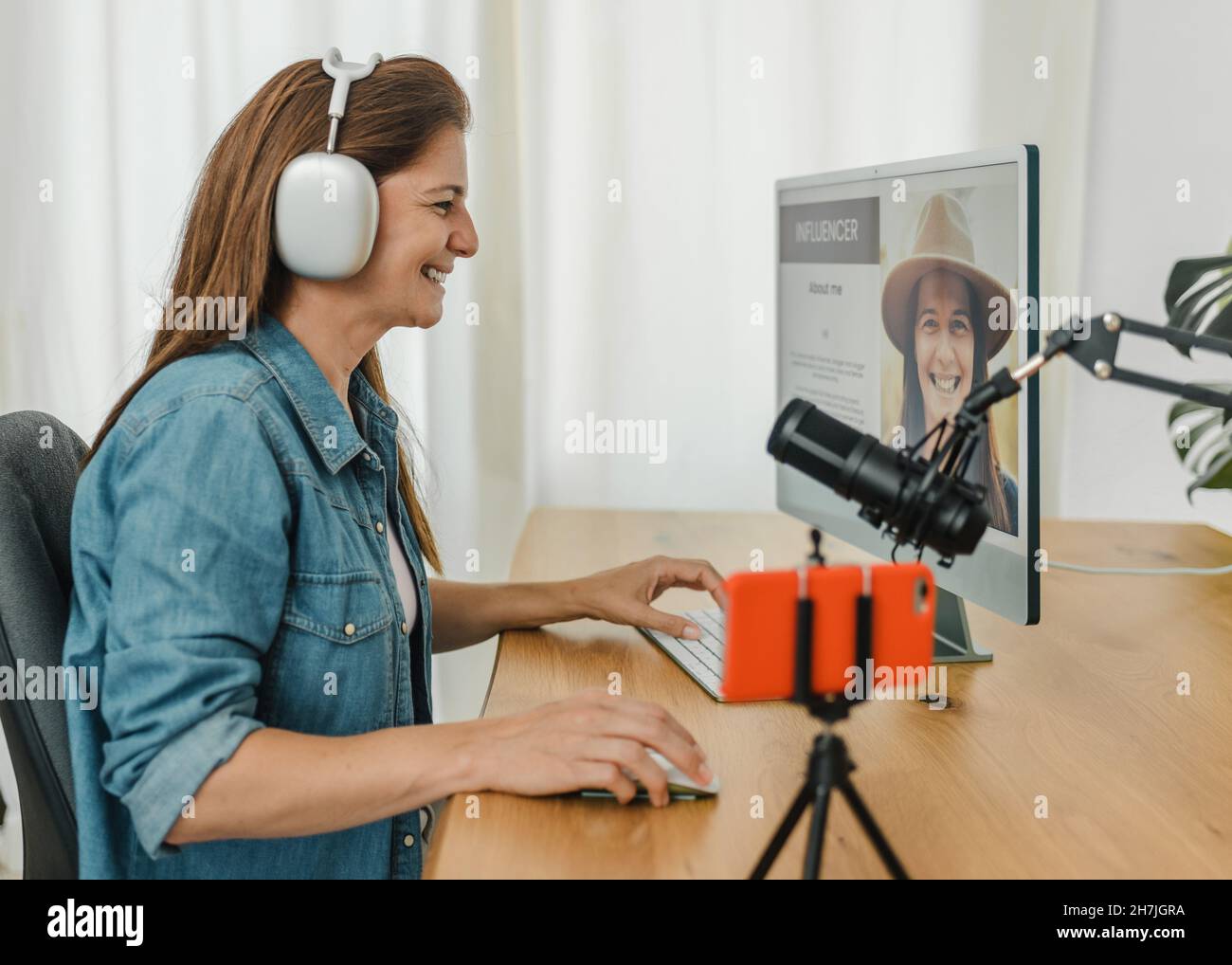 Computer browsing hi-res stock photography and images - Alamy