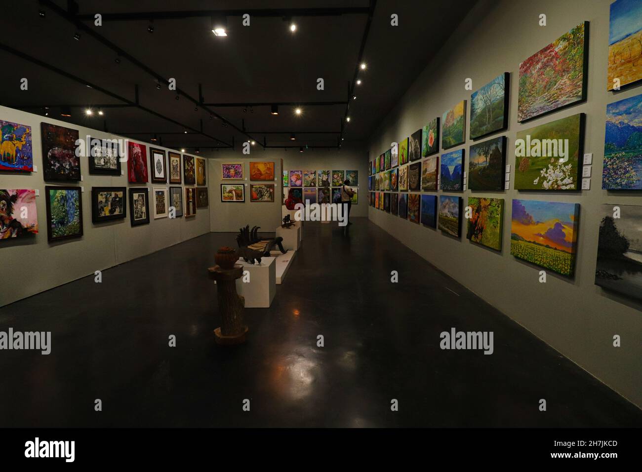 Bridge gallery hi-res stock photography and images - Alamy