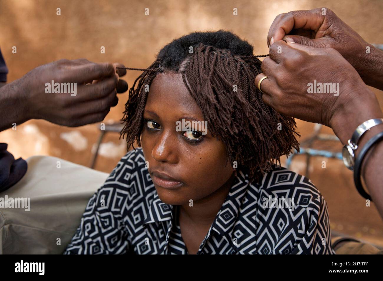 Hairstyling in africa hi-res stock photography and images - Alamy