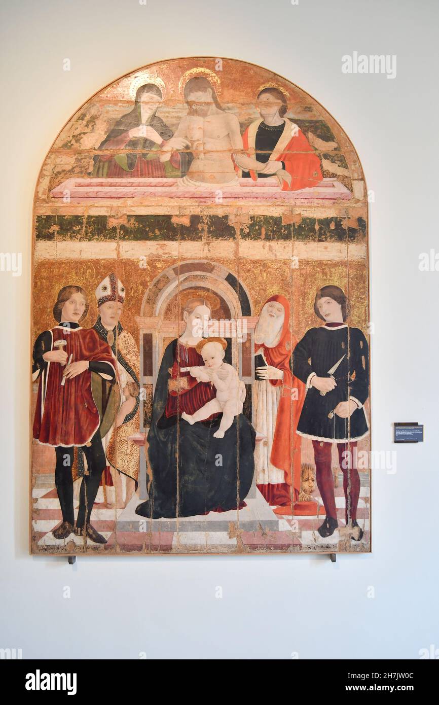 Madonna in trono con il bambino cristo hi-res stock photography and ...