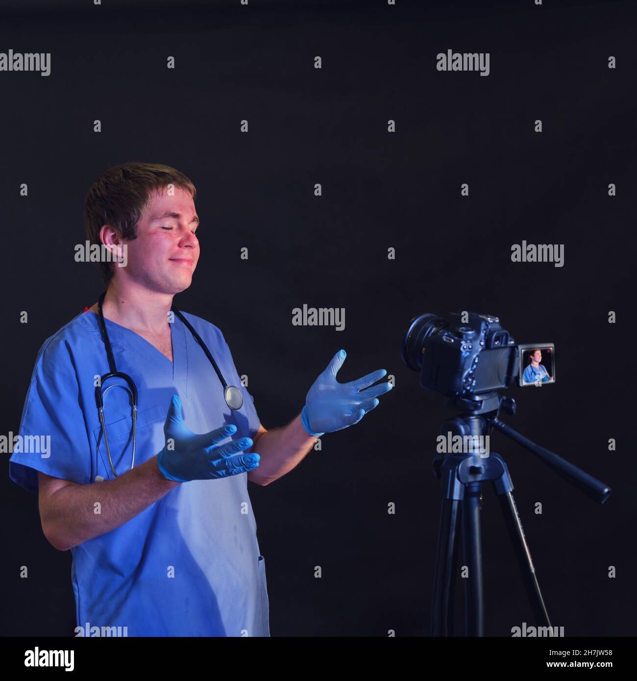 Video blogger talks camera hi-res stock photography and images - Alamy