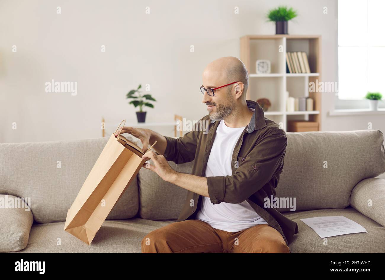 Received package hi-res stock photography and images - Alamy