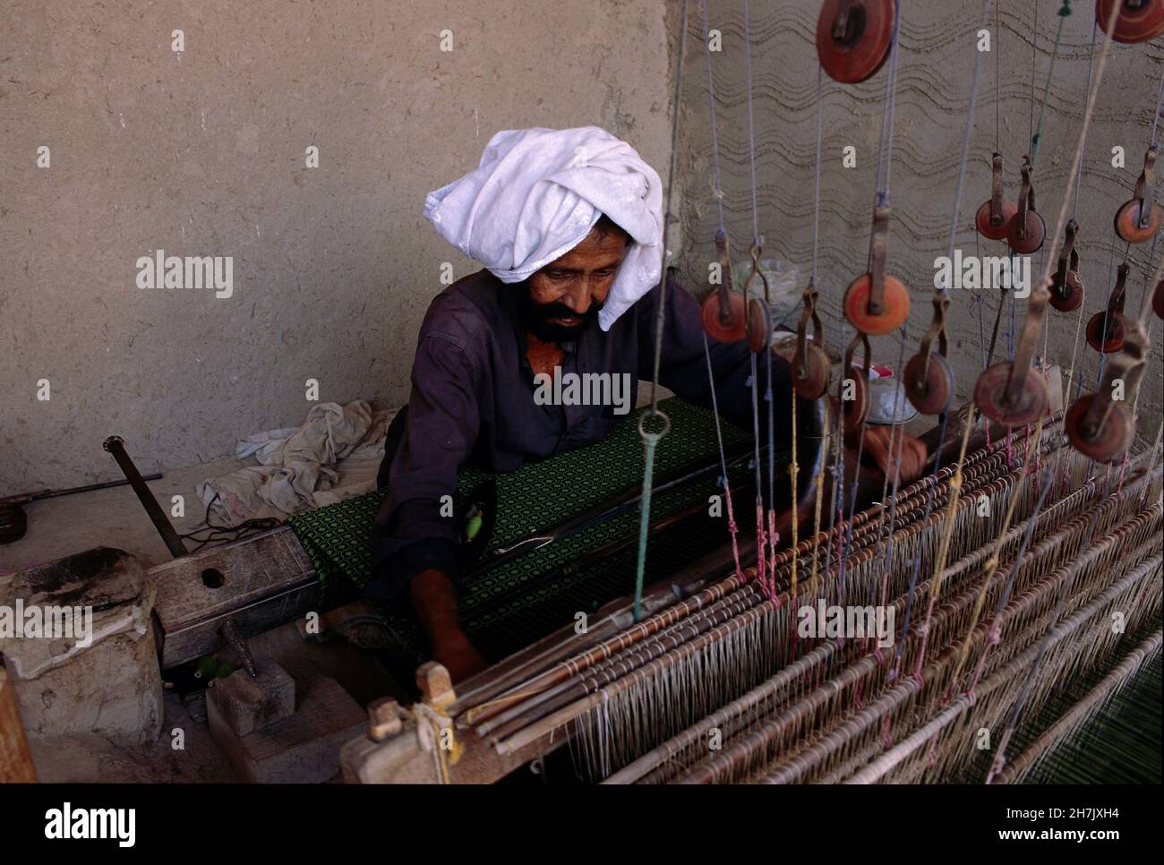 Pakistan women crafts hi-res stock photography and images - Alamy