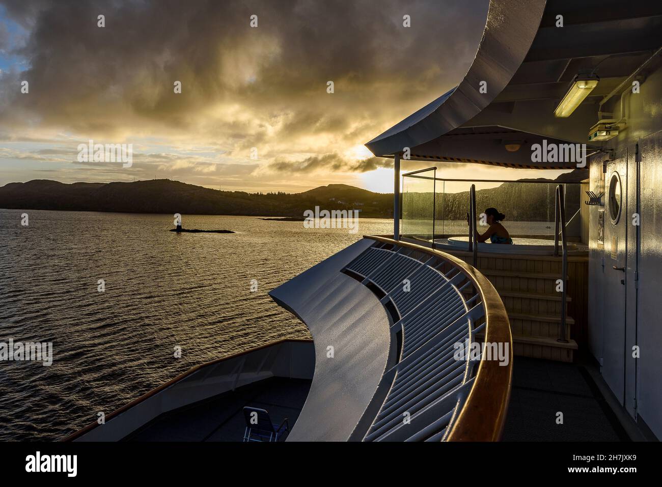 Cruise ship whirlpool hi-res stock photography and images - Alamy