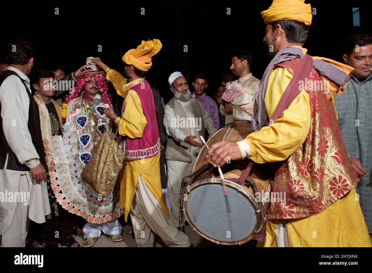 Bhangra dancers performing in punjab hi-res stock photography and ...