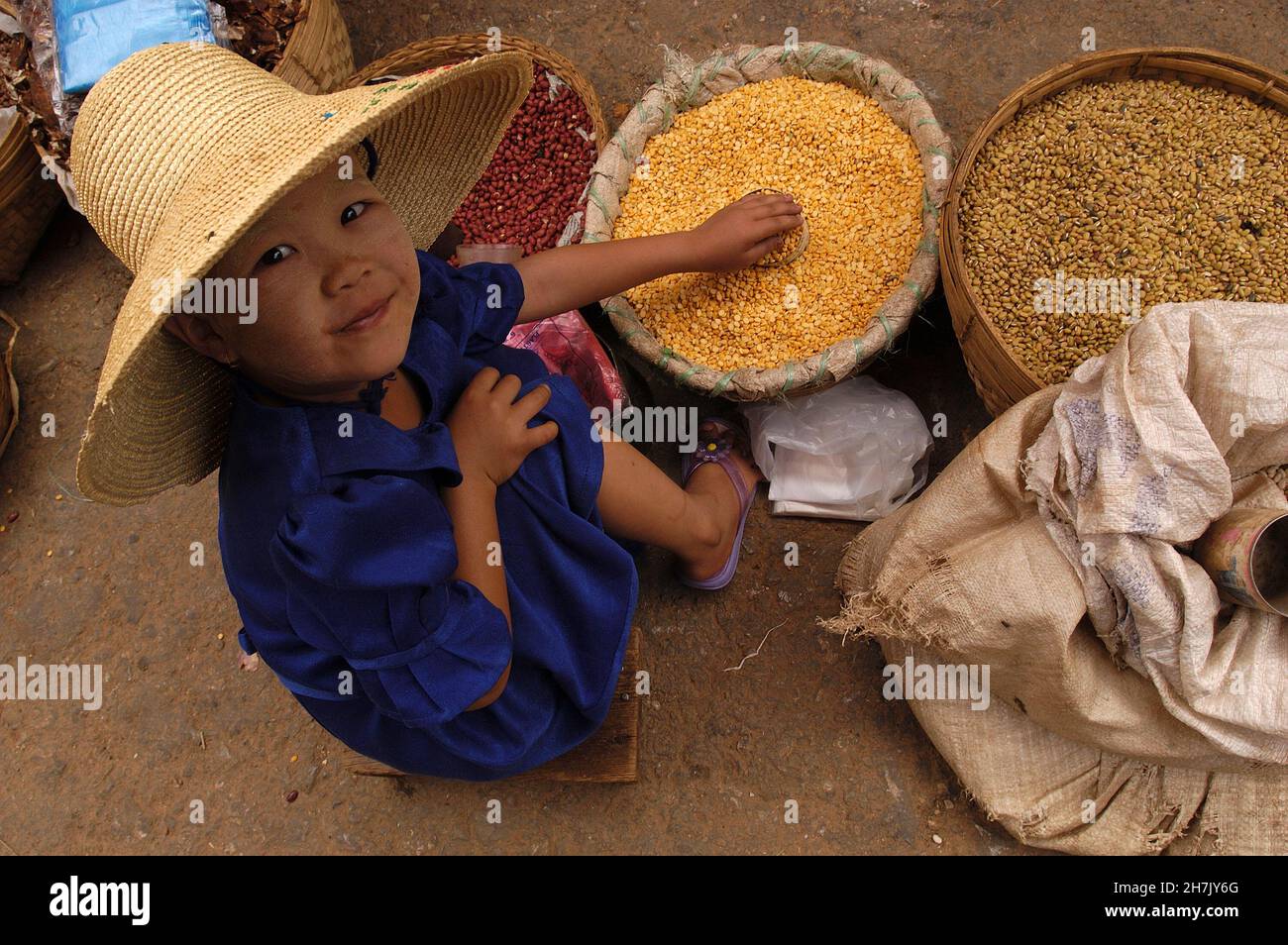 Child labour myanmar hi-res stock photography and images - Alamy