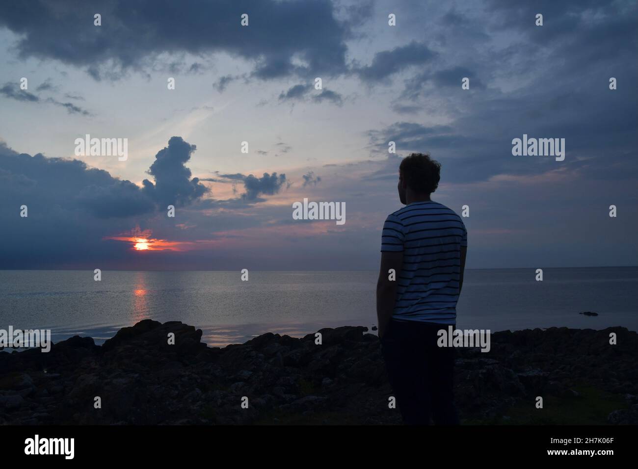 Person watching ocean hi-res stock photography and images - Alamy