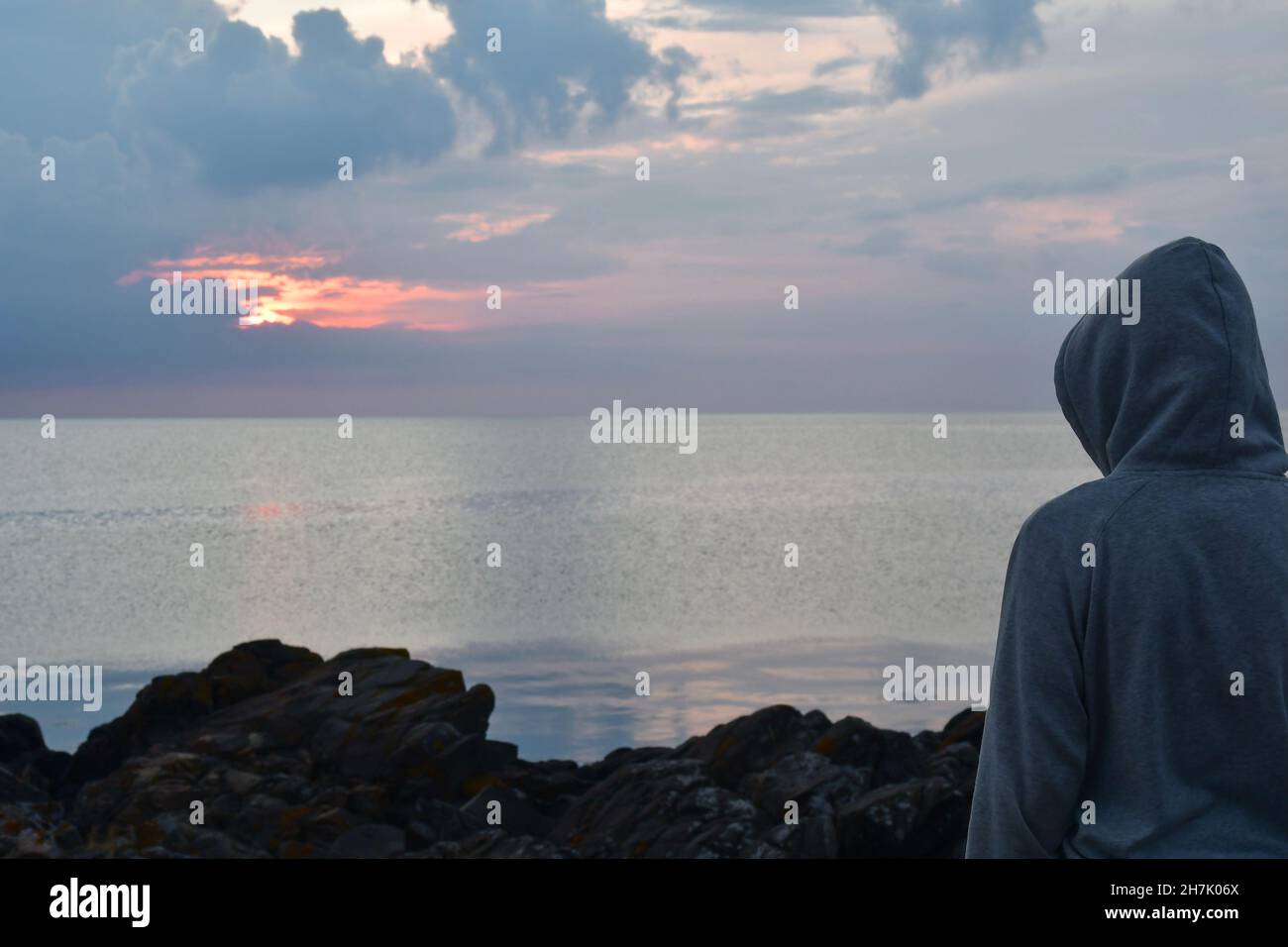 Person watching the horizon hi-res stock photography and images - Alamy