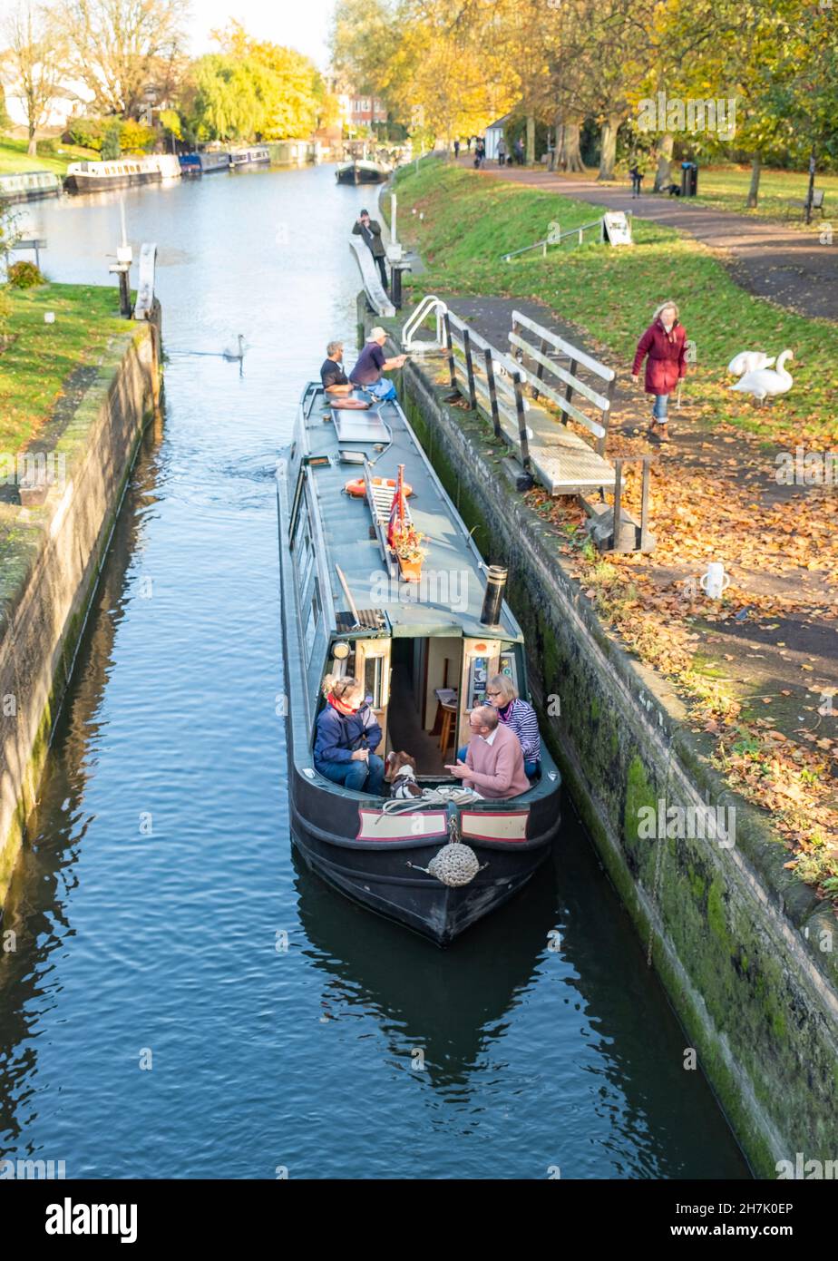 Cambridge, Cambridgeshire, UK – November 2021. A traditional canal boat navigating Cambridge ...