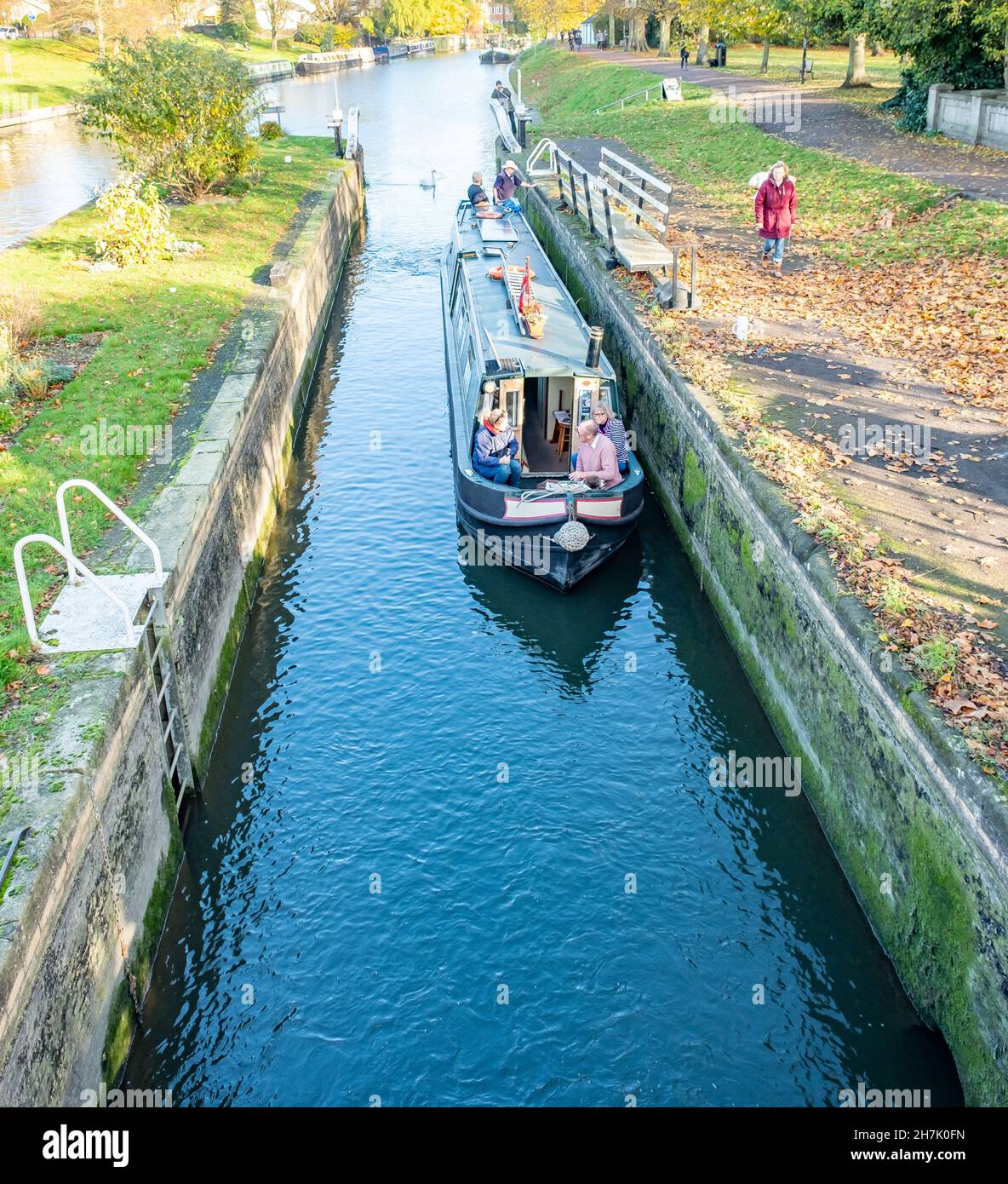 Cambridge, Cambridgeshire, UK – November 2021. A traditional canal boat navigating Cambridge ...