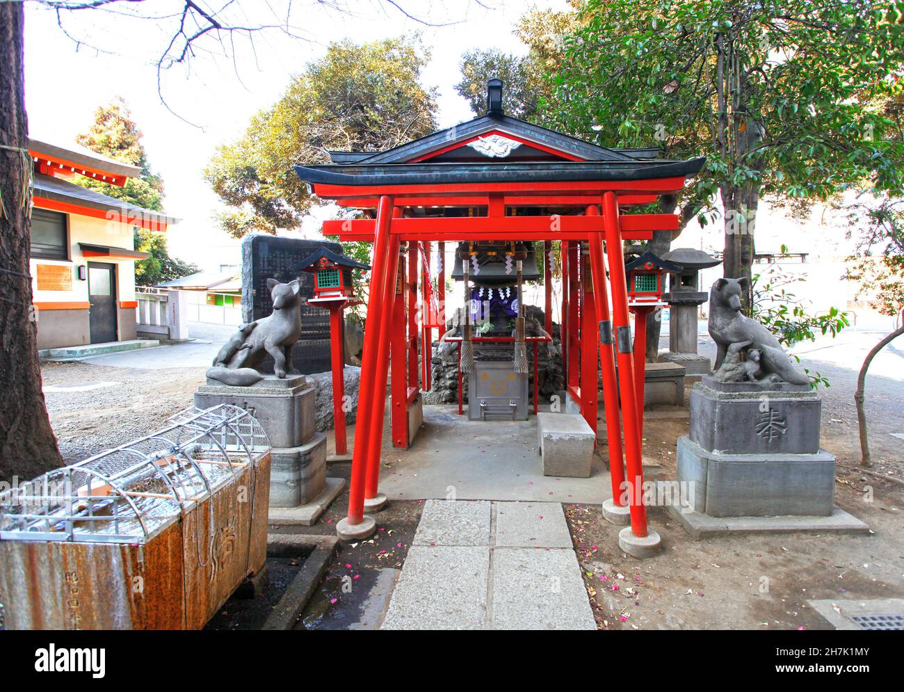 The Hanazono Shrine with vermilion colored buildings and torii gates in ...