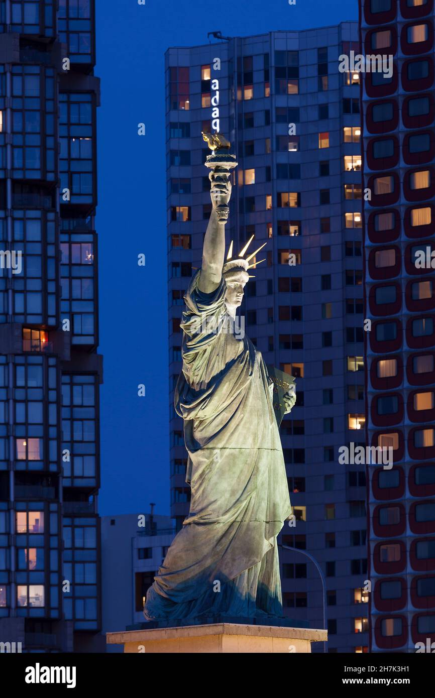 The statue of Liberty, Paris, France Stock Photo - Alamy