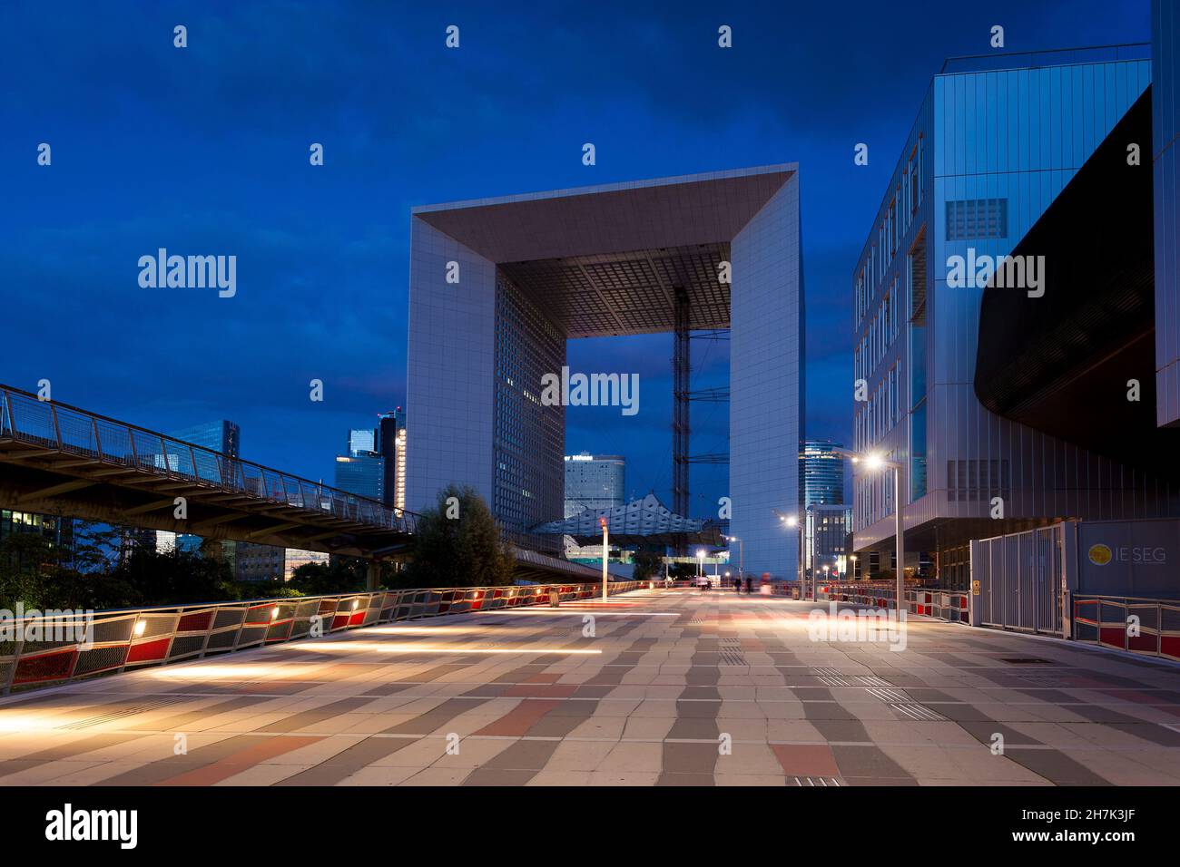 La défense cube hi-res stock photography and images - Alamy