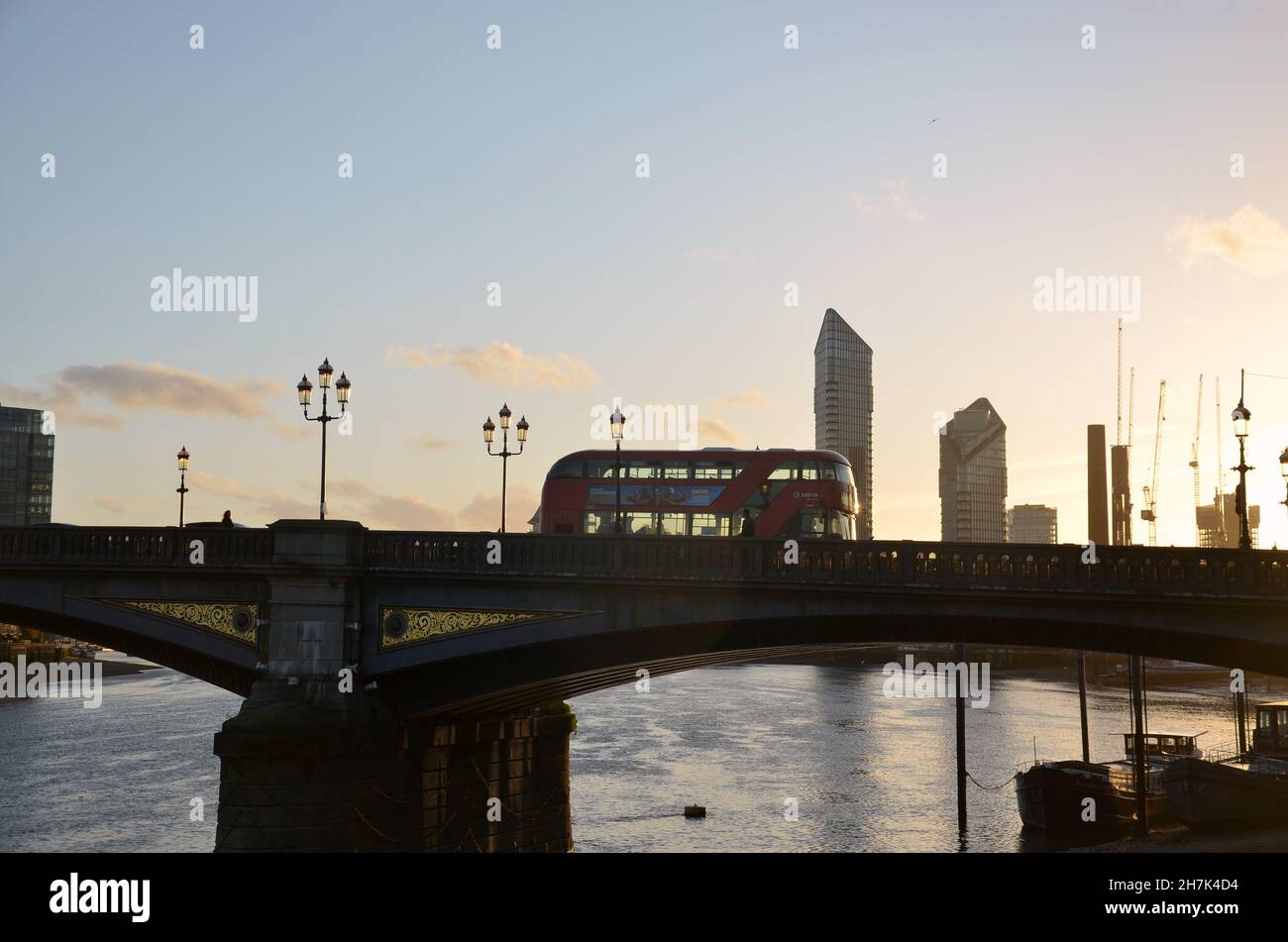 Photos of the crossing of the bridge over the Thames at Chelsea ...