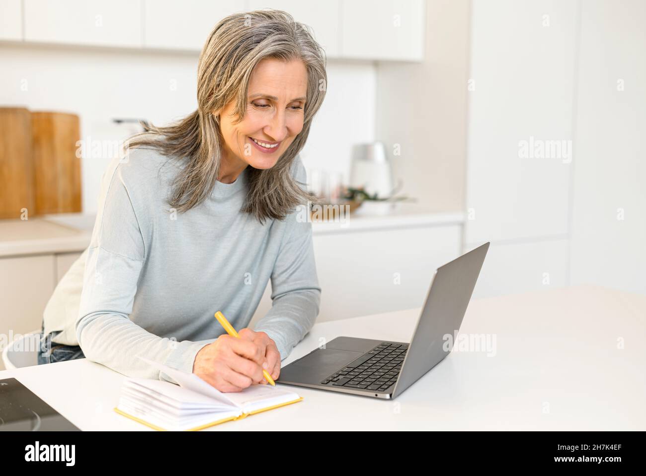 Watching online courses senior hi-res stock photography and images - Alamy