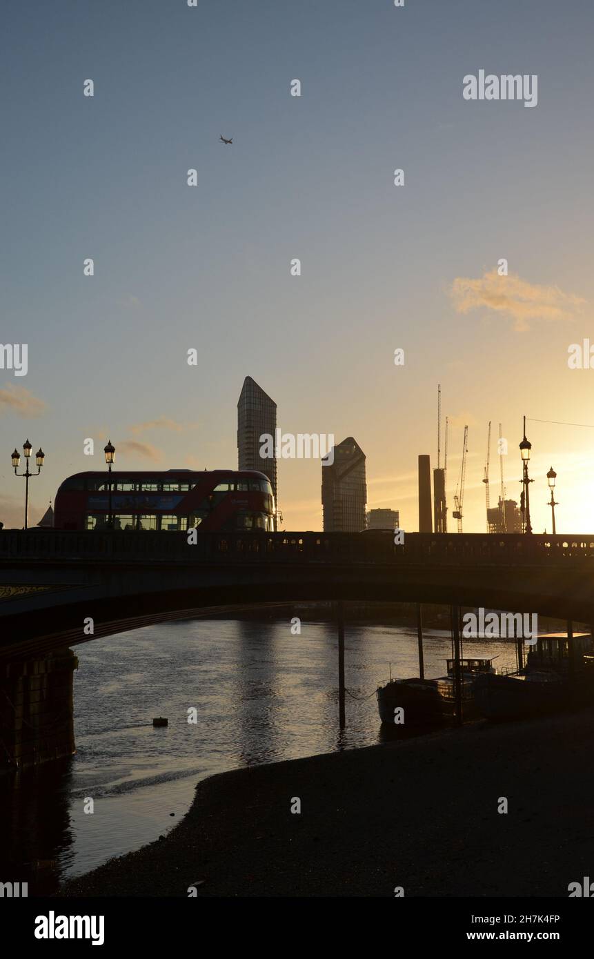 Photos of the crossing of the bridge over the Thames at Chelsea ...