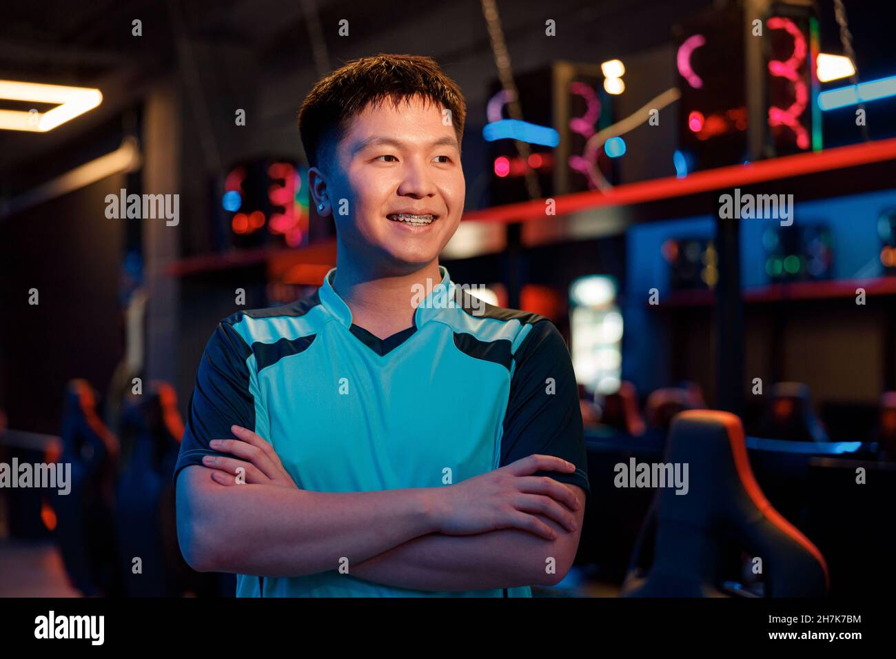 Gamer man hi-res stock photography and images - Alamy