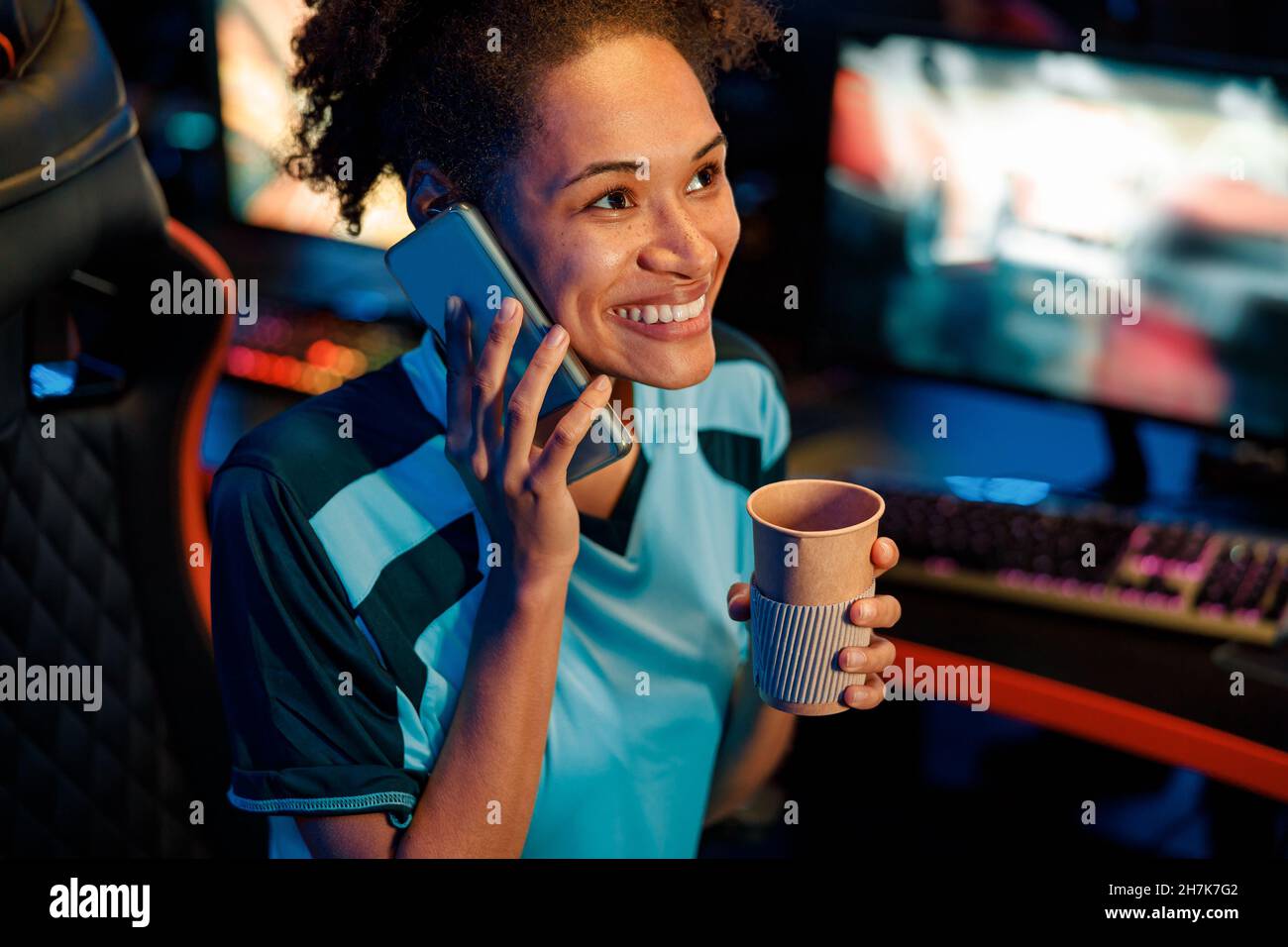 Gamer woman hi-res stock photography and images - Alamy