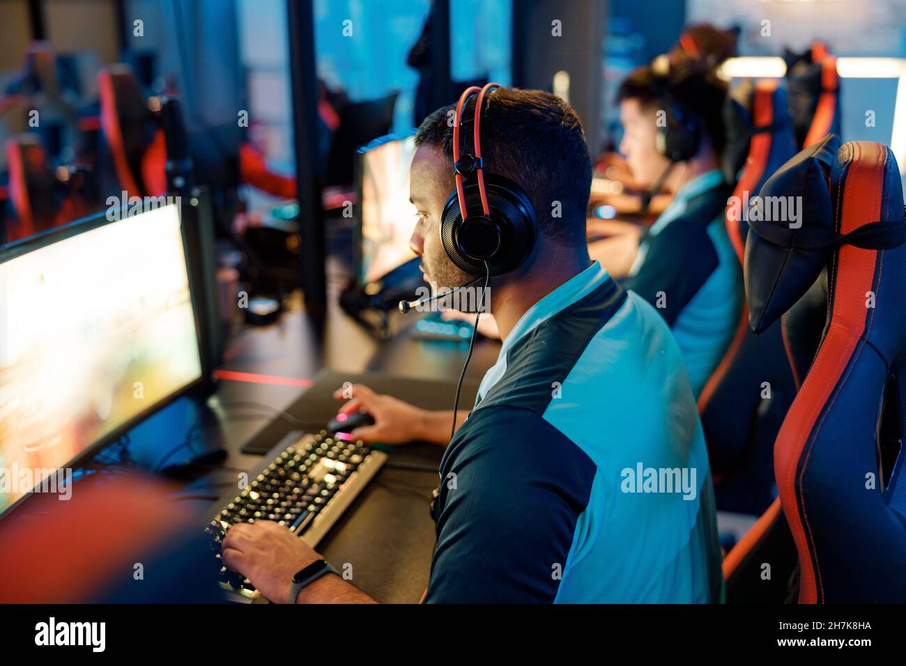 Man in headset playing computer hi-res stock photography and images - Alamy