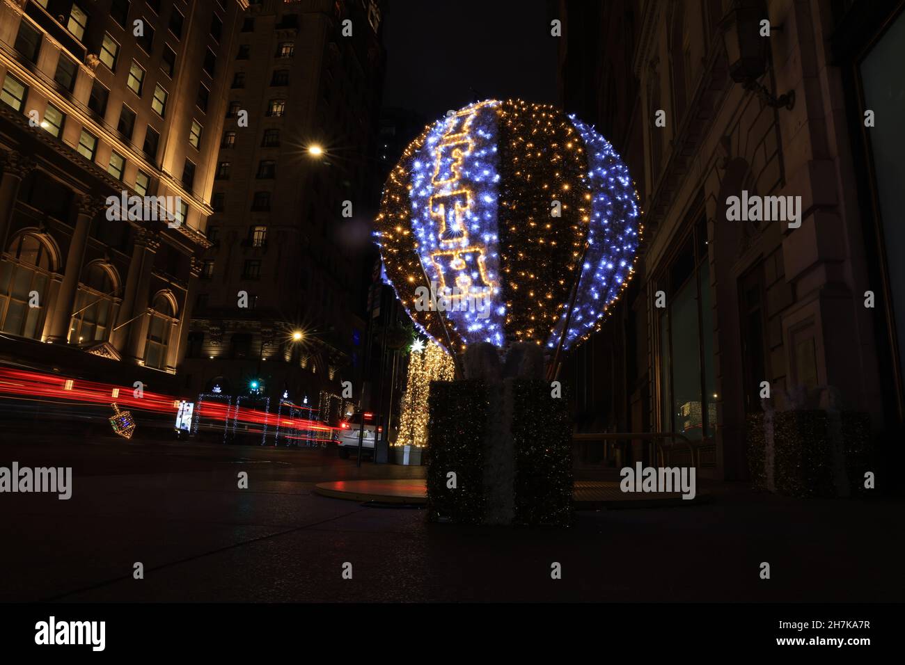 New York, N.Y/USA – 21st Nov. 2021: A balloon made up of lights shines ...