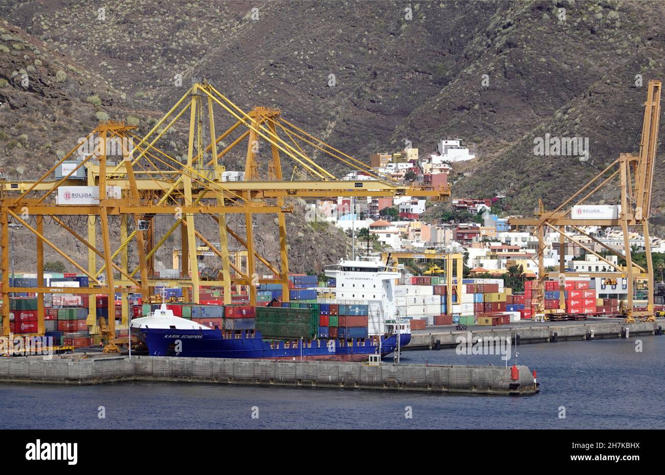 Teneriffa, Spain. 26th Oct, 2021. The container ship 'Karin Schepers ...