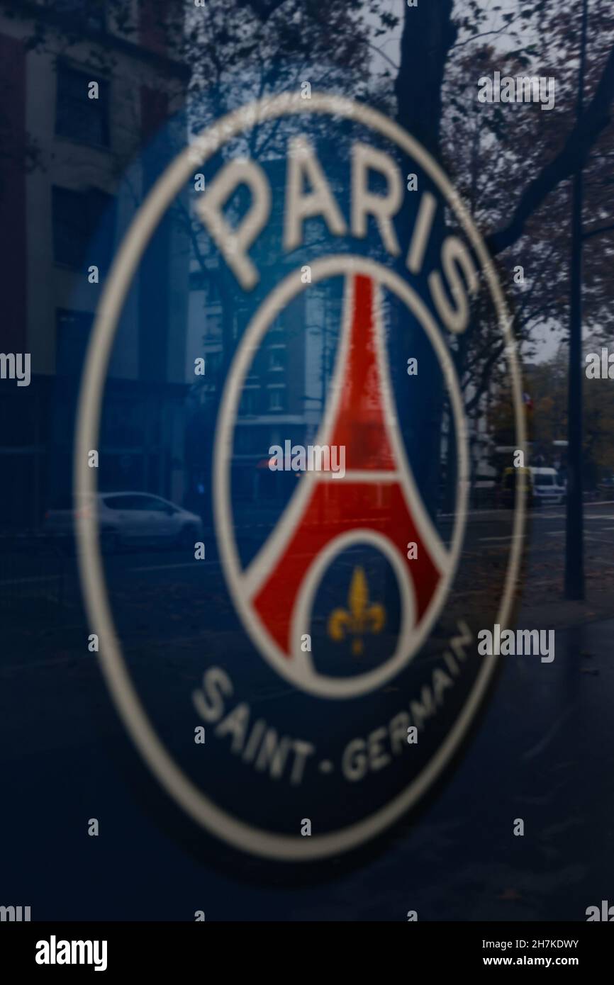 Parc des princes stadium outside hi-res stock photography and images ...