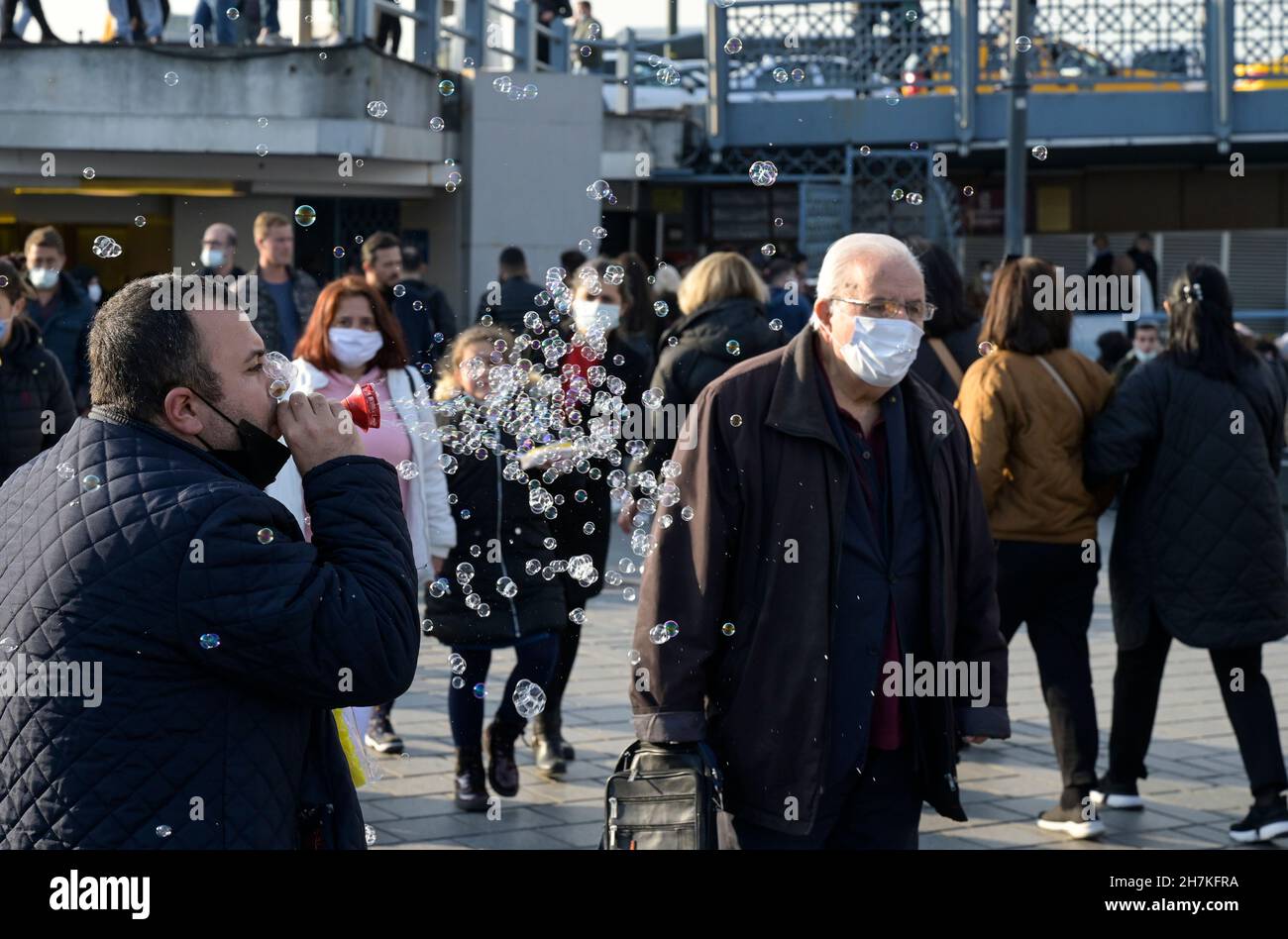 Menschen tragen masken hi-res stock photography and images - Alamy