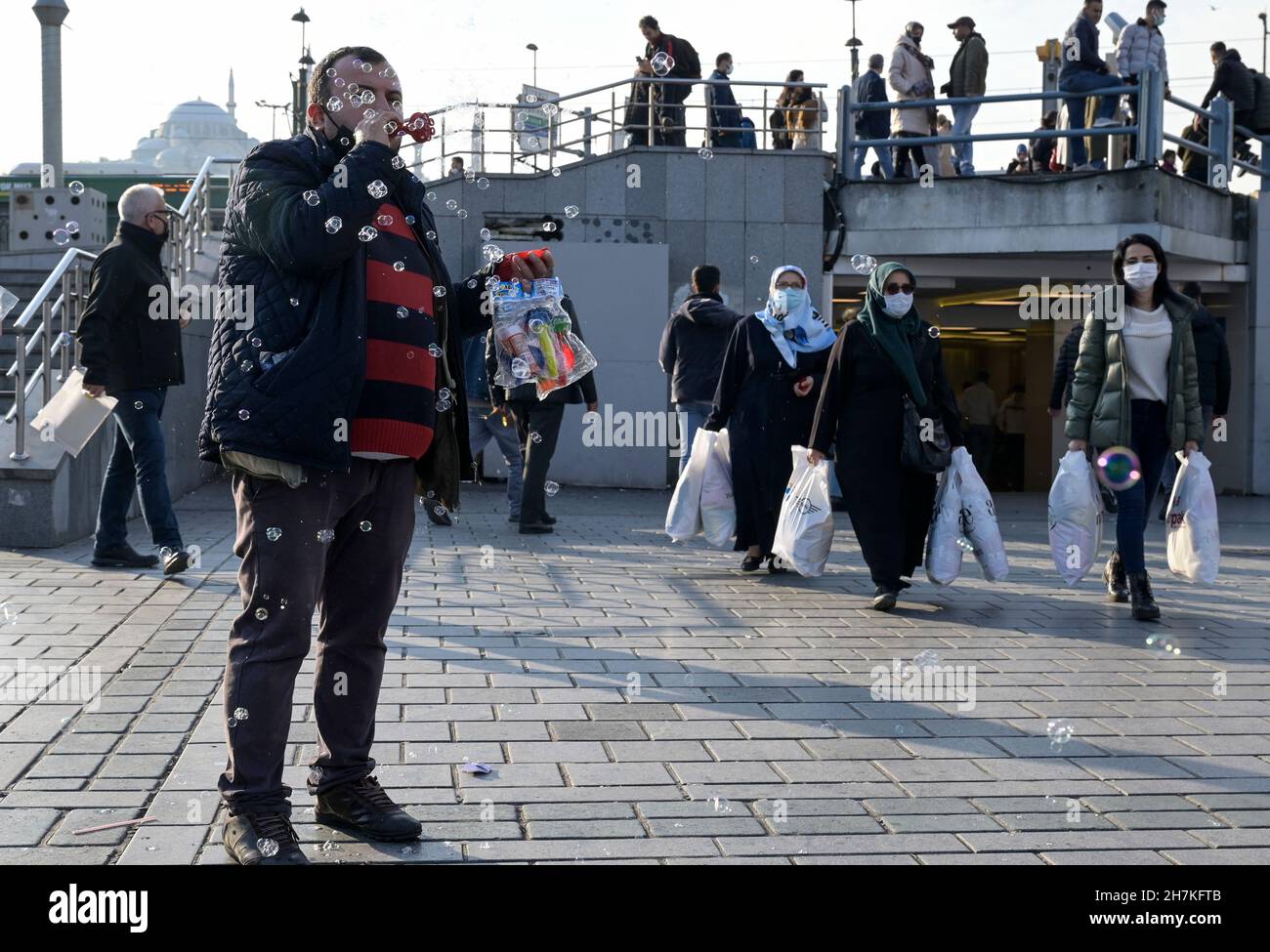 Menschen tragen masken hi-res stock photography and images - Alamy