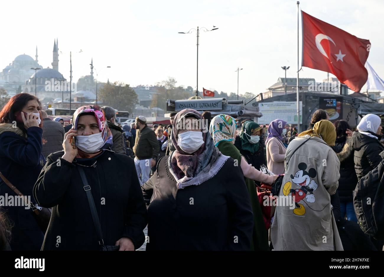 Menschen tragen masken hi-res stock photography and images - Alamy